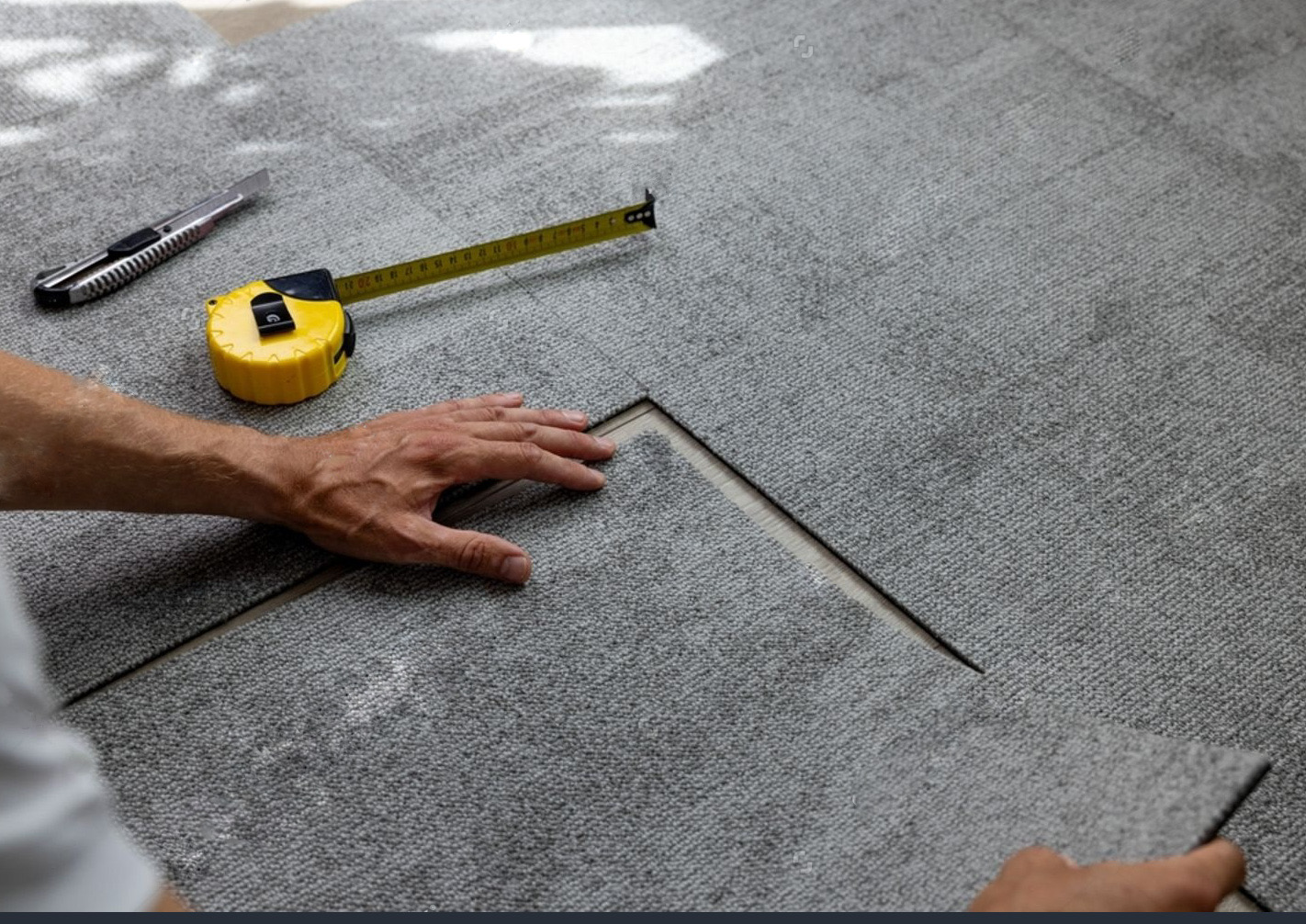 Comment poser des dalles de moquettes : le guide complet - Orak
